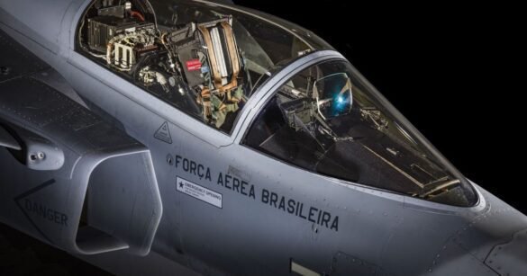 FAB recebe primeiro caça sueco Gripen F para atualizar sua frota ...
