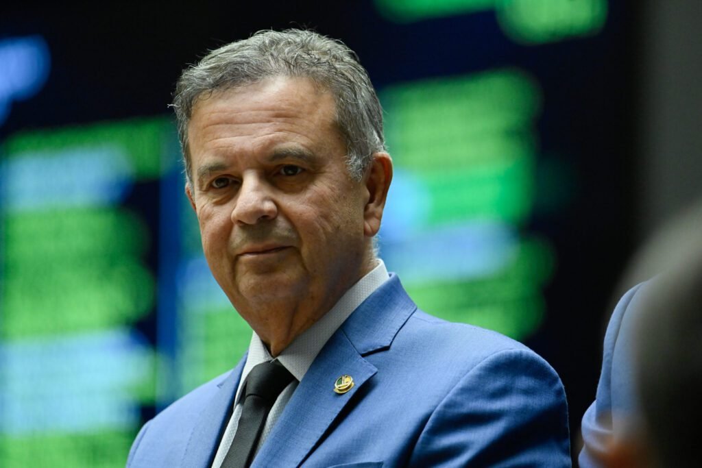 Senador apresenta PEC para implementar modelo de contratação por hora ...